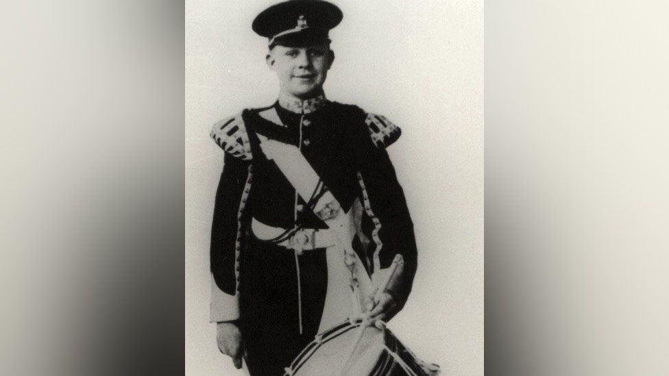 Blue plaque unveiled for courageous WW2 soldier - BBC News