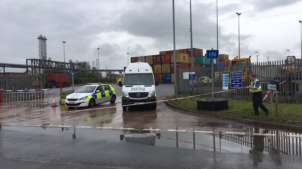 Barry docks murder: Family pays tribute to Harry Baker - BBC News