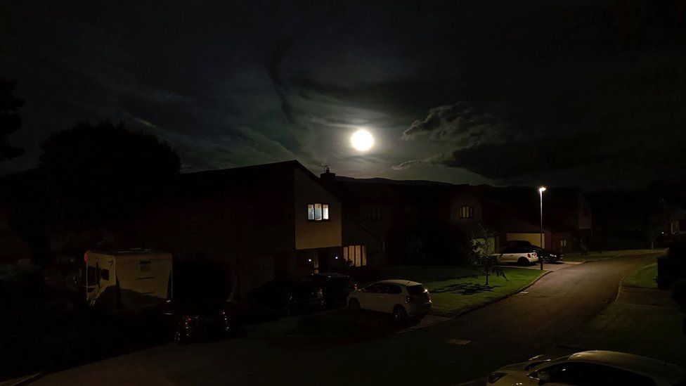 Y Gor-leuad Las yn awyr Cymru dros nos - BBC Cymru Fyw