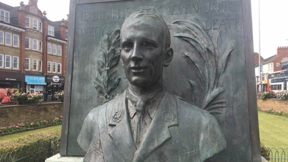 Edgar Mobbs: Events mark Passchendaele hero's death - BBC News