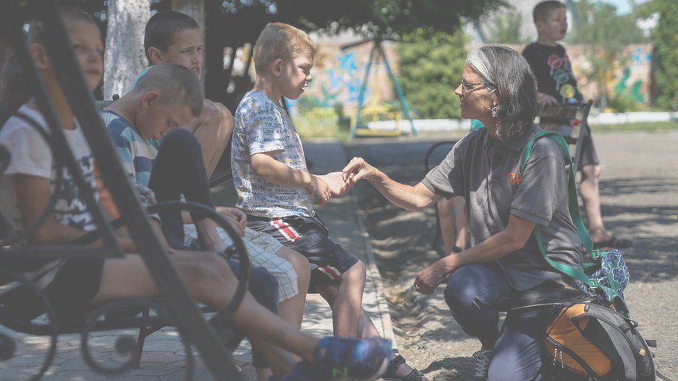 'Peidiwch â stopio cyfrannu i helpu pobl Wcráin' - BBC Cymru Fyw