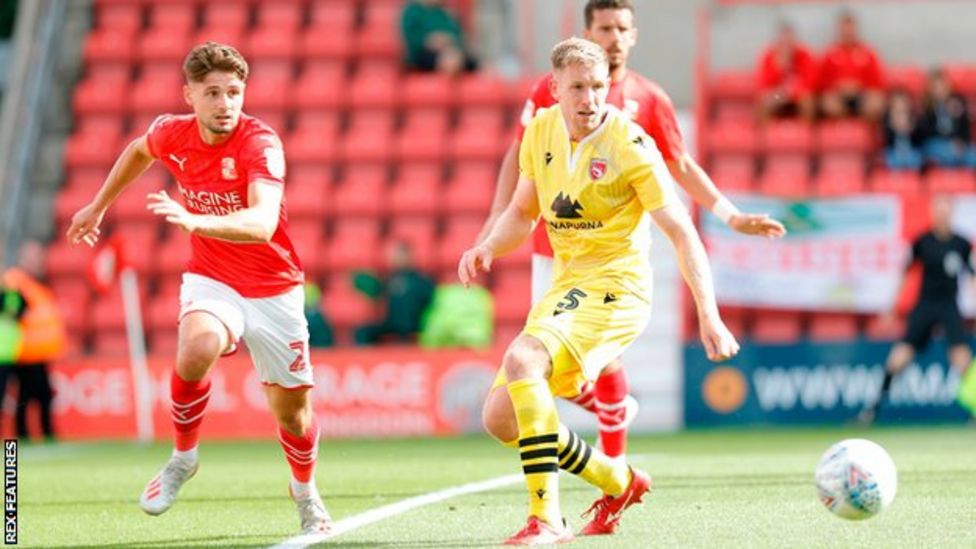 Rob Hunt: Swindon Town defender signs contract extension until June ...