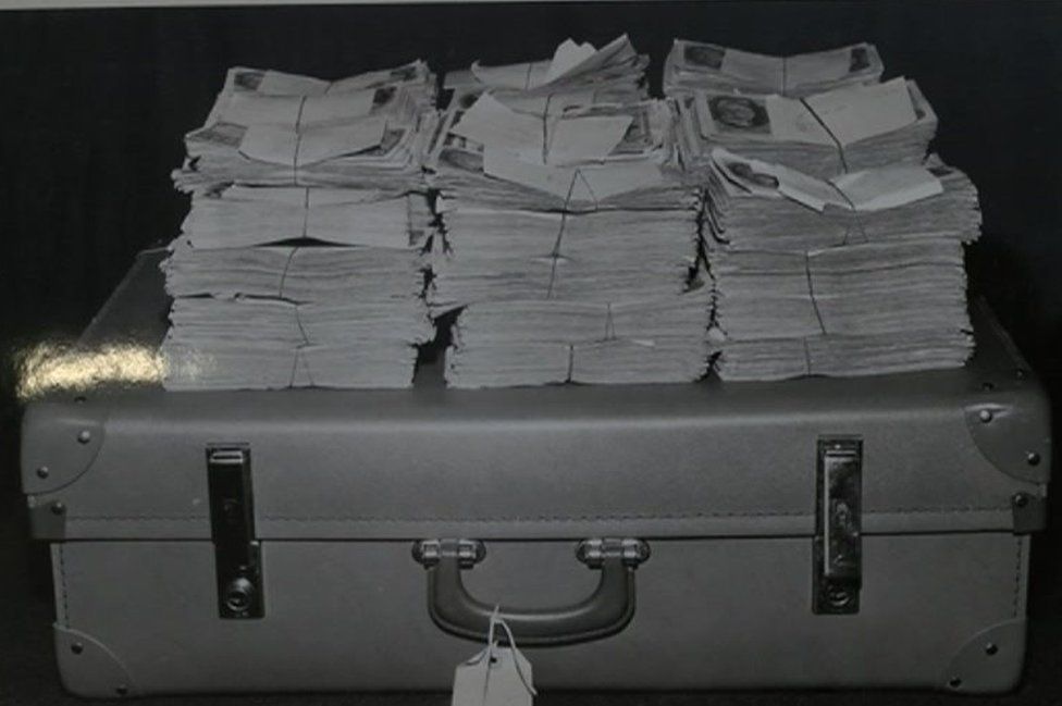 Great Train Robbery items on display at care home - BBC News