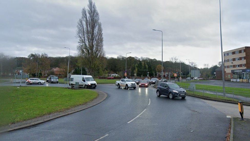 Man dies after car overturns in Scunthorpe roundabout crash - BBC News