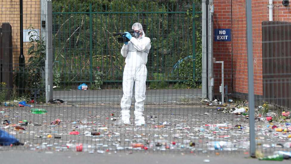 Manchester shooting: Two men die after Moss Side attack - BBC News
