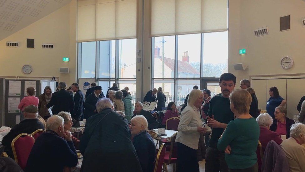 Event raises awareness of native Guernsey language - BBC News