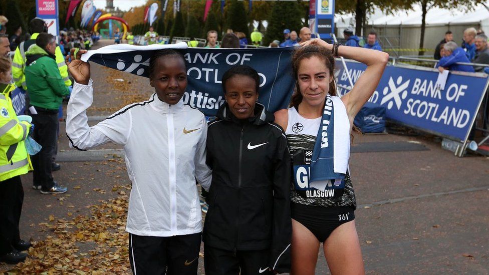 Thousands take part for Great Scottish Run in Glasgow - BBC News