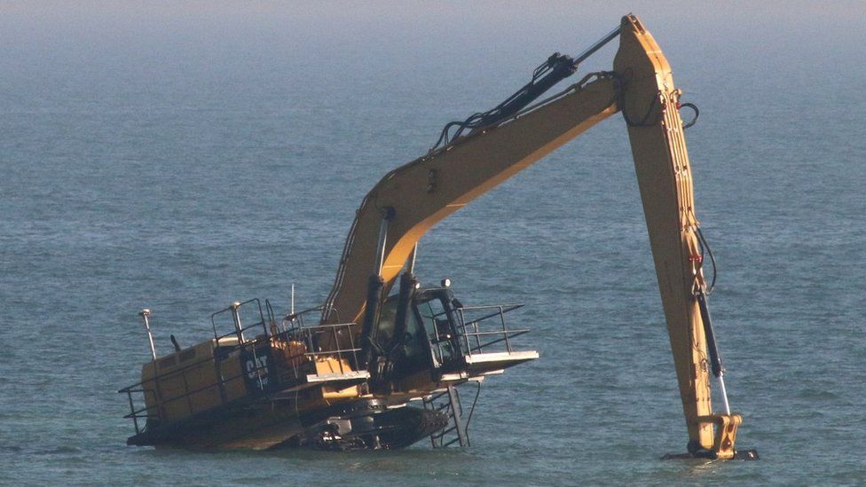 Stranded digger saved from rising tide at Snettisham - BBC News