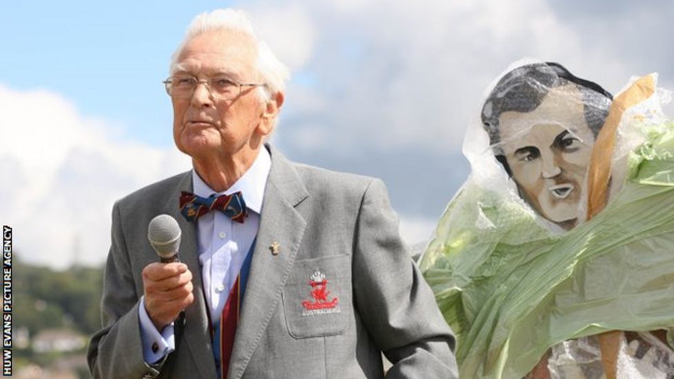 Peter Rees: Llanelli and Scarlets great dies aged 95 - BBC Sport