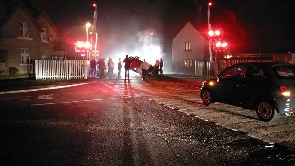Overturned car at Onibury level crossing delays trains - BBC News