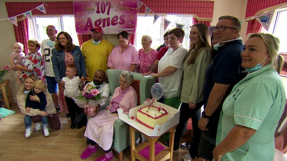 Agnes Thompson, one of the oldest women in NI, turns 107 - BBC News