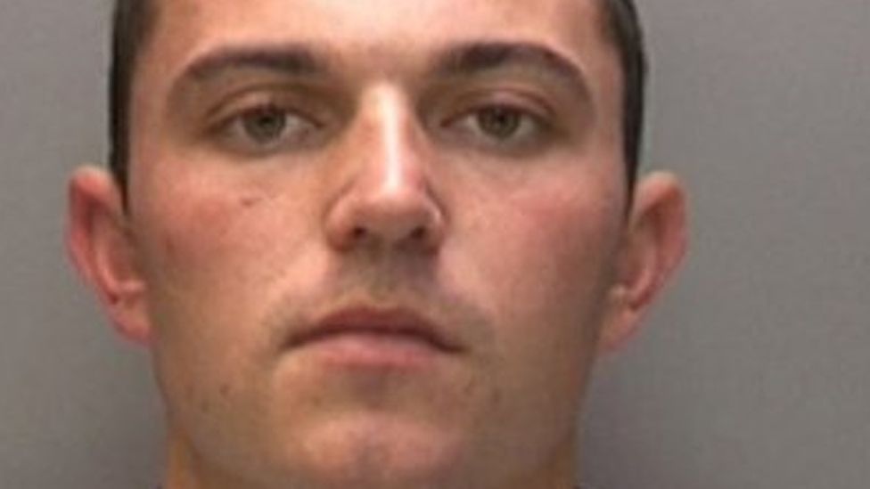 Police 'selfie' man Aaron Bee gets football ban - BBC News