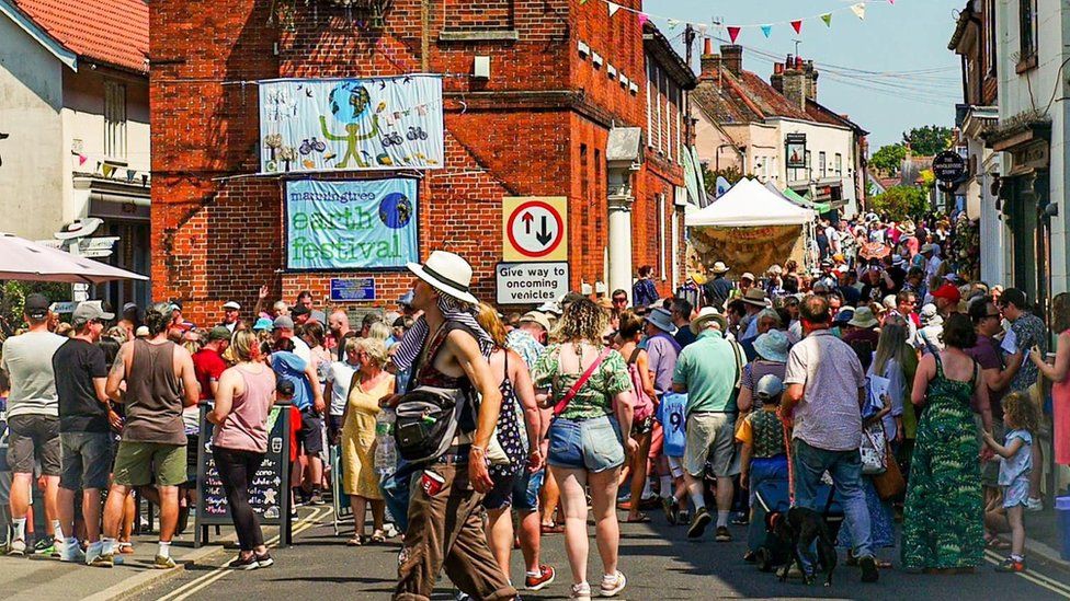 Thousands attend Manningtree festival about climate crisis - BBC News