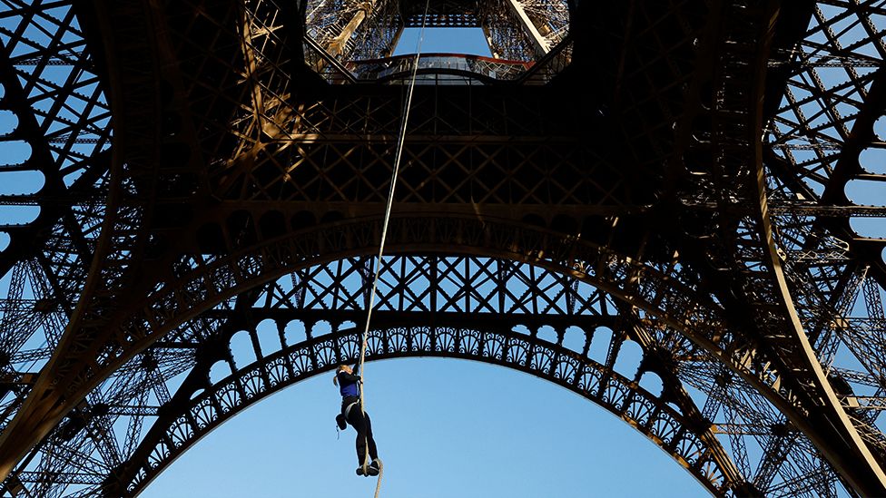 Athlete rope climbs 110m up the Eiffel Tower - BBC Newsround