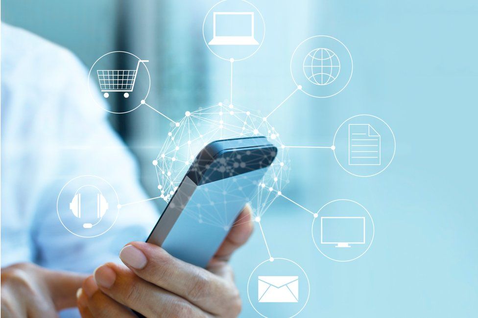 How old banks are learning from a new breed of tech start-ups - BBC News