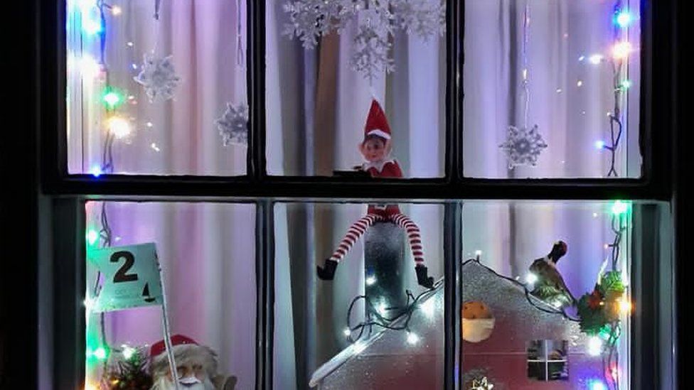 Christmas: Norfolk seaside village decorates 'advent windows' - BBC News