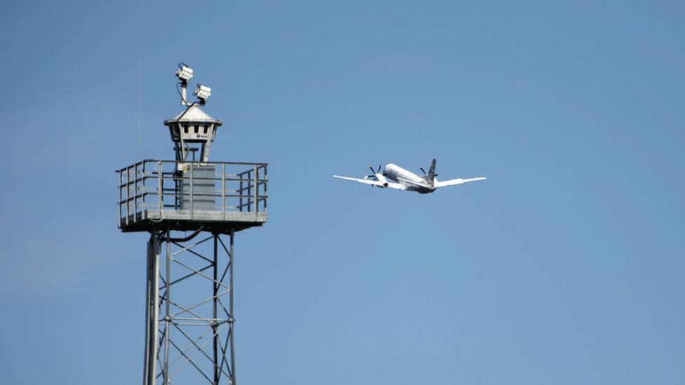 Airports test unmanned traffic control towers - BBC News