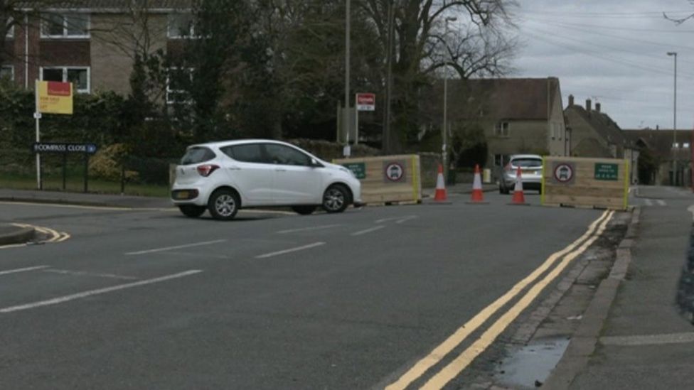 'Human bollards' face off against angry drivers in Oxford - BBC News