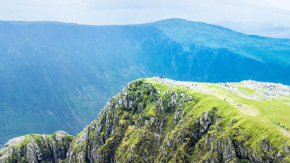 Cader Idris: Heatstroke sufferer left on mountain, say rescuers - BBC News