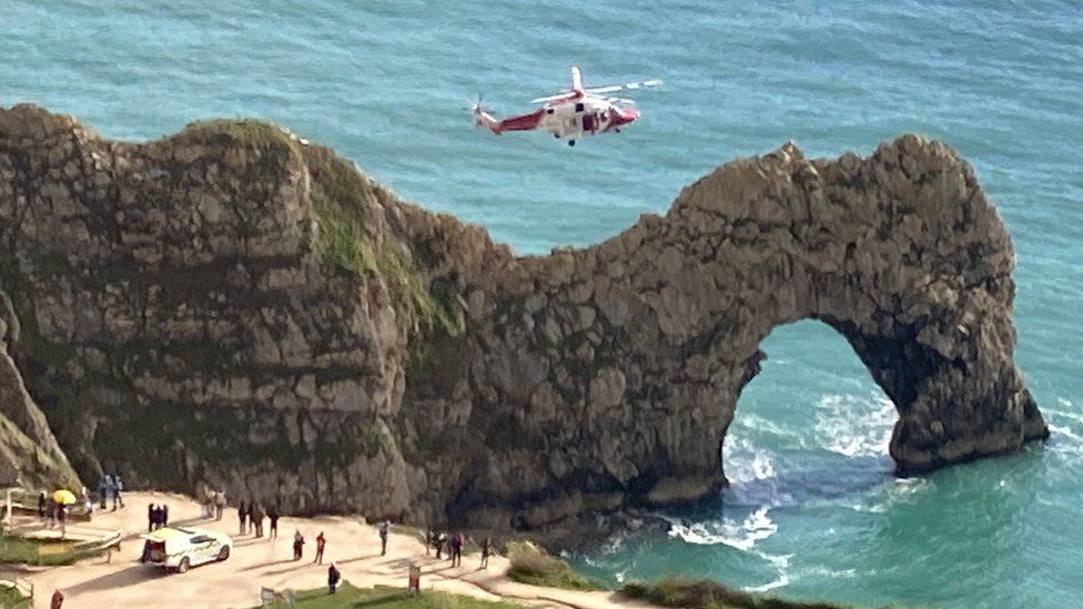 Durdle Door: Teenagers rescued from rocks by helicopter - BBC News