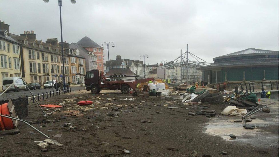 'Time wasters' delay Aberystwyth Royal Pier sale - BBC News