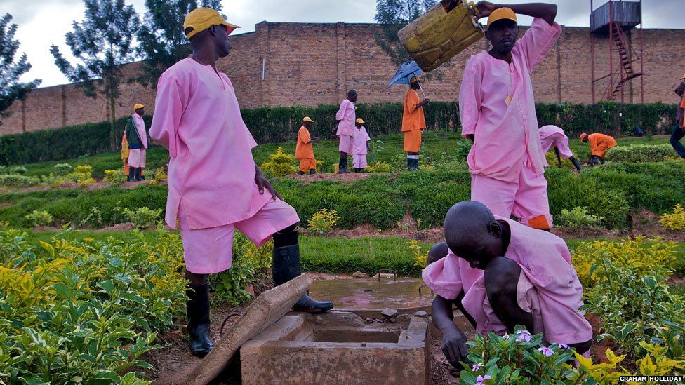 In pictures: Rwanda's poo-powered prisons - BBC News