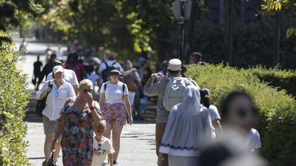 Heat alert: How to keep safe in the hot weather this week - BBC Newsround