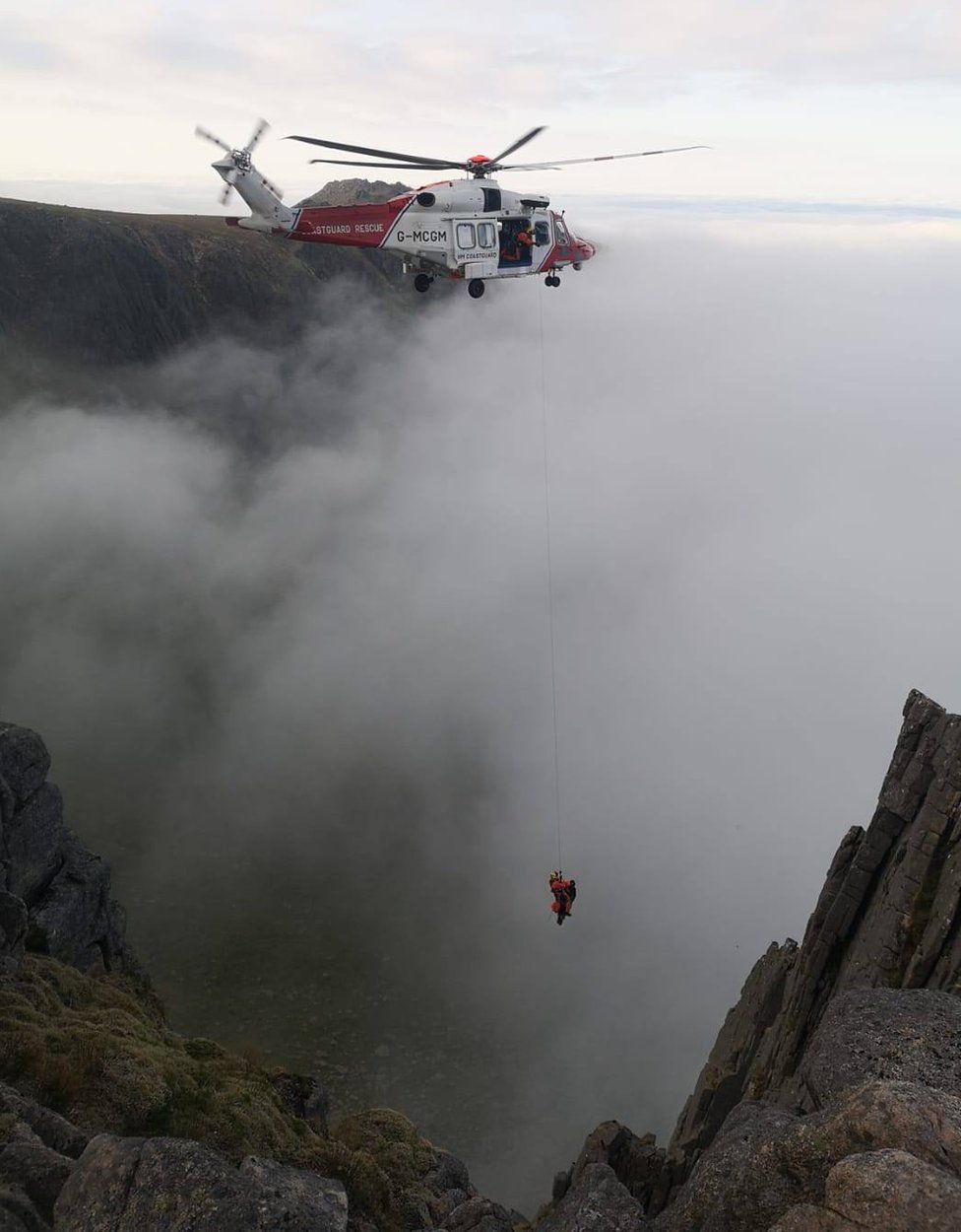 'Excellent flying' in rescue of climber in Cairngorms - BBC News