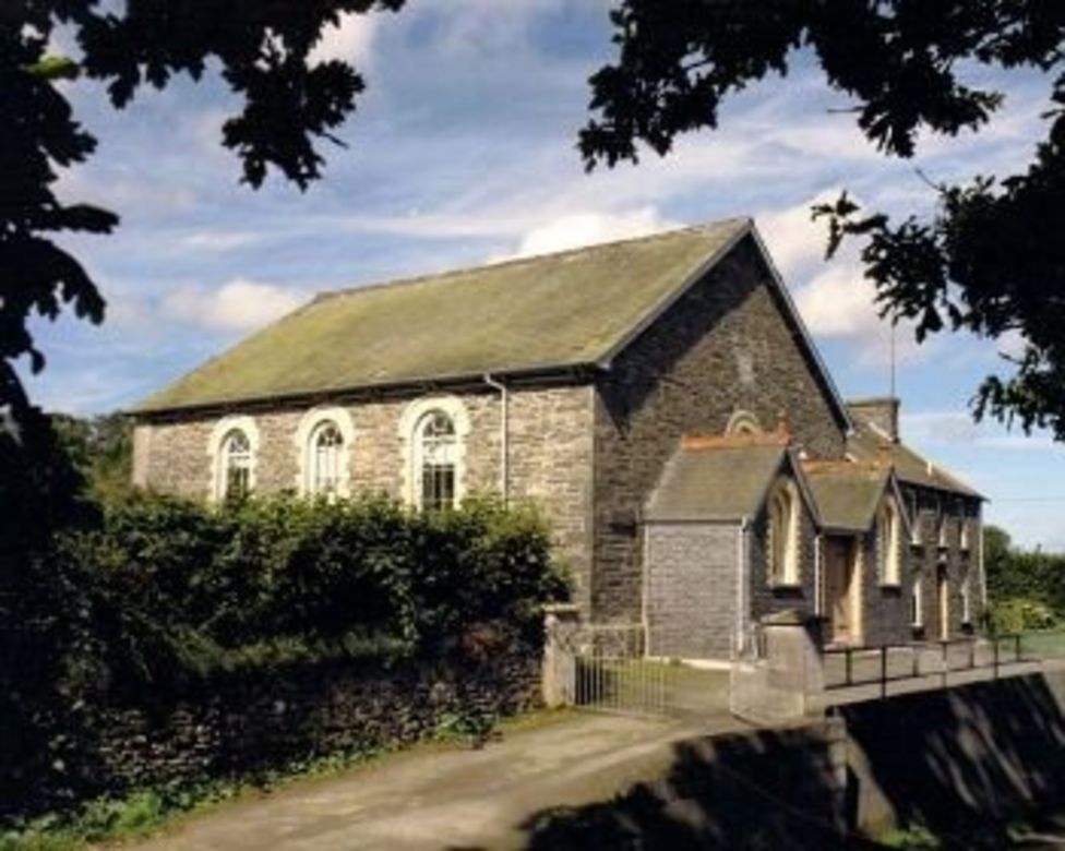 'Angen addasu' wrth i nifer fawr o gapeli Ceredigion gau - BBC Cymru Fyw