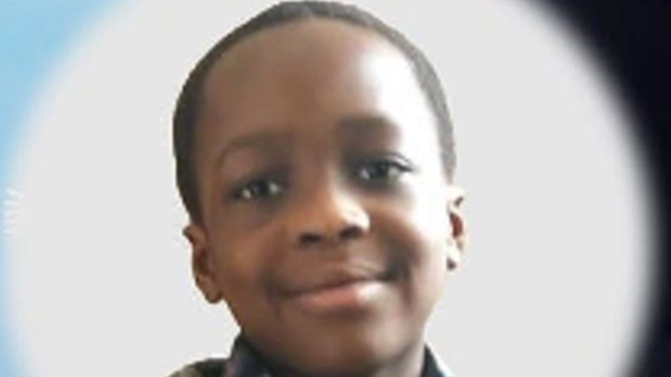 Boy, 10, dies after being pulled from river in Reading - BBC News