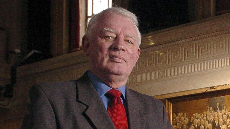 NI civil rights leader Austin Currie dies - BBC News