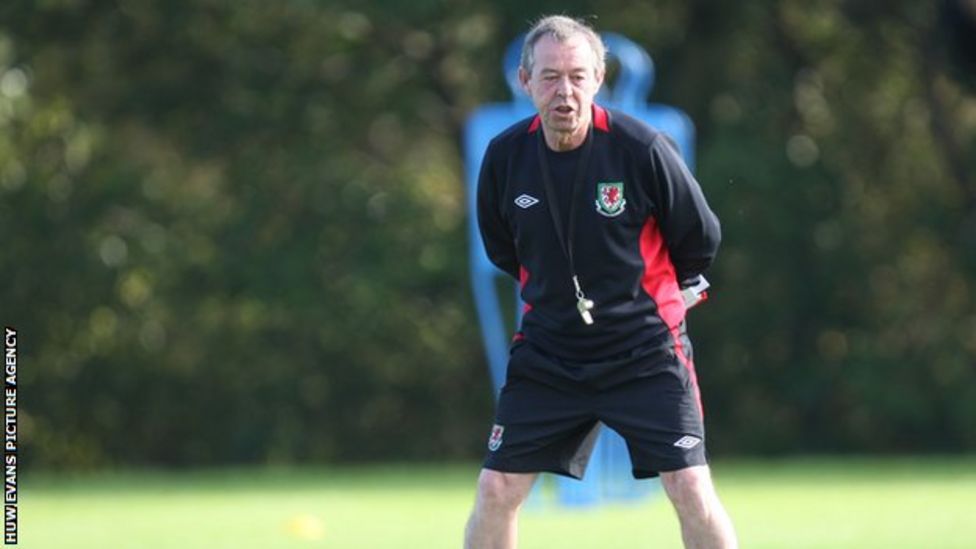 Brian Flynn: Former boss returns to Wrexham as assistant - BBC Sport