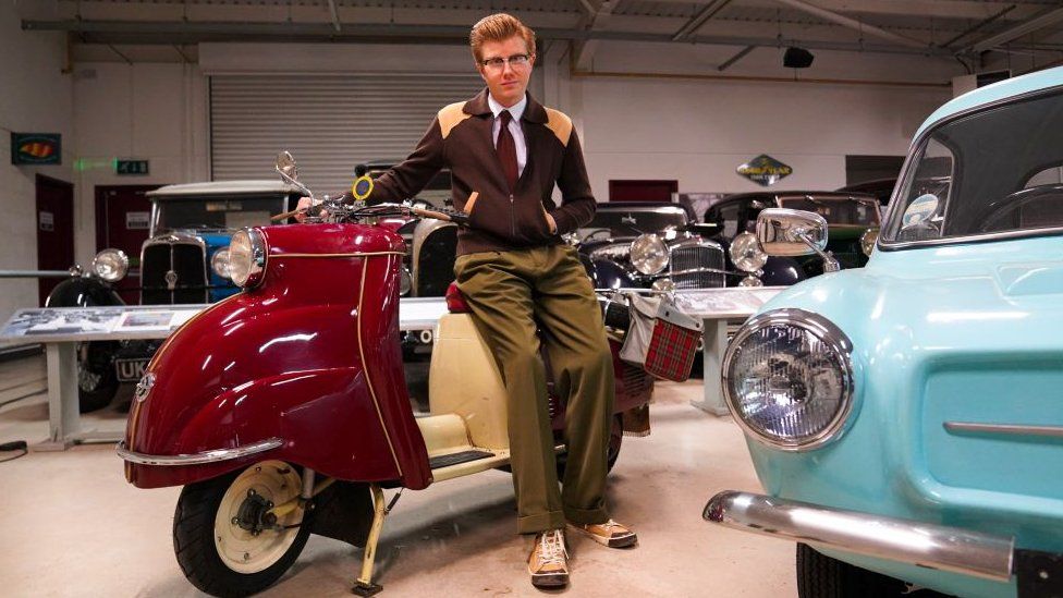 Retired Black Country milkman keeping his dad's trade alive - BBC News