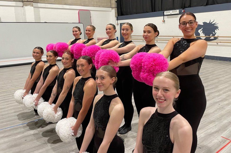 Derby cheerleaders to compete in world championship - BBC News