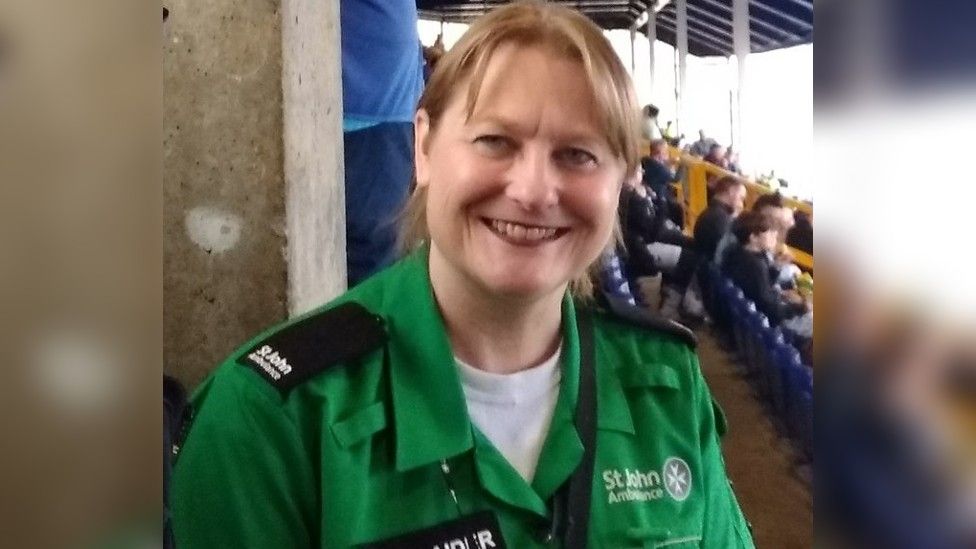 Queen Elizabeth II: First aider helping people in London queues - BBC News