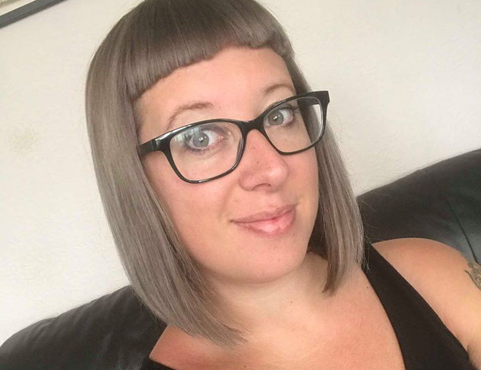 Nottinghamshire Police offers abuse victims blunt knives - BBC News