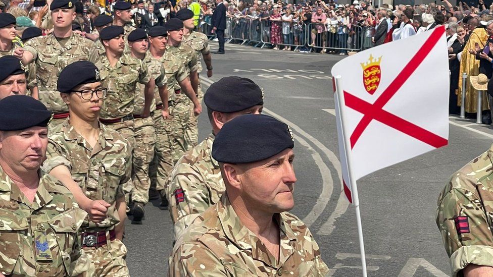 Jersey's Liberation Day celebrations return to the streets - BBC News
