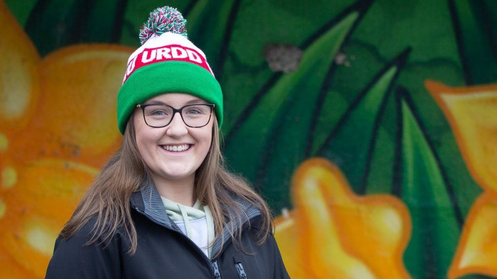 Penodi Mared Edwards o Fôn fel llywydd newydd yr Urdd - BBC Cymru Fyw