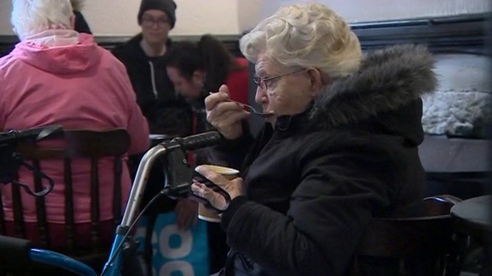 Storm Arwen: Thousands of homes without power for a fourth night - BBC News