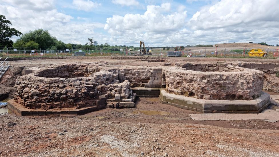 Evidence of early Civil War fight found by HS2 dig - BBC News