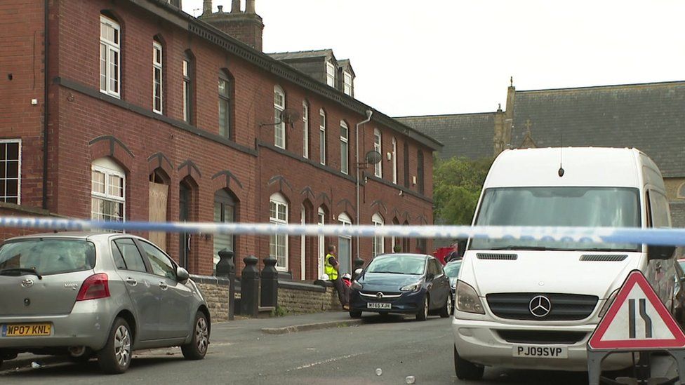 Oldham fire: Tributes to mother-of-three who died in blaze - BBC News