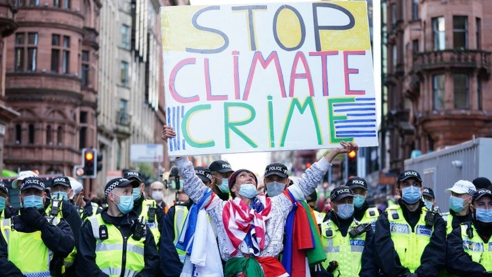 Cop26: Why were there so few arrests at climate protests? - BBC News