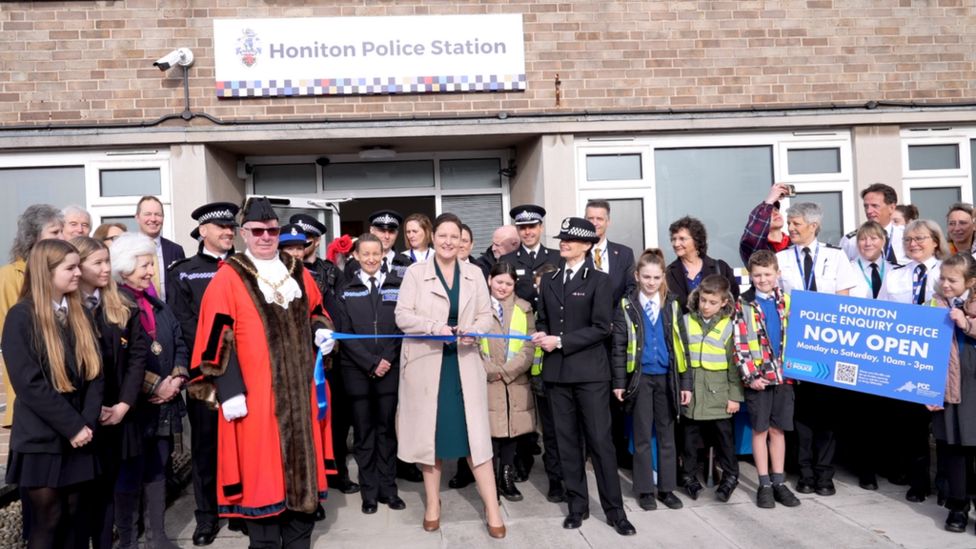 Ribbon-cutting marks reopening of Honiton police inquiry office - BBC News