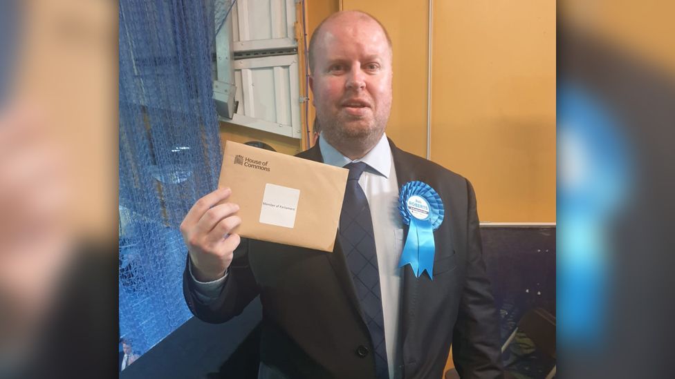 Rob Roberts i wynebu ail gŵyn gan aelod staff benywaidd - BBC Cymru Fyw