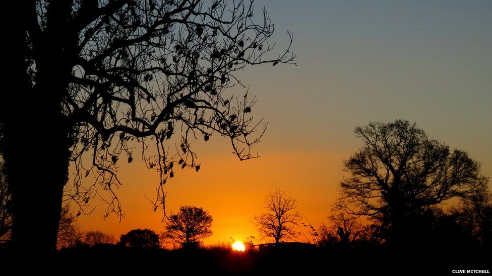 Stormy seas and snow, sunrises and sunsets - BBC Weather