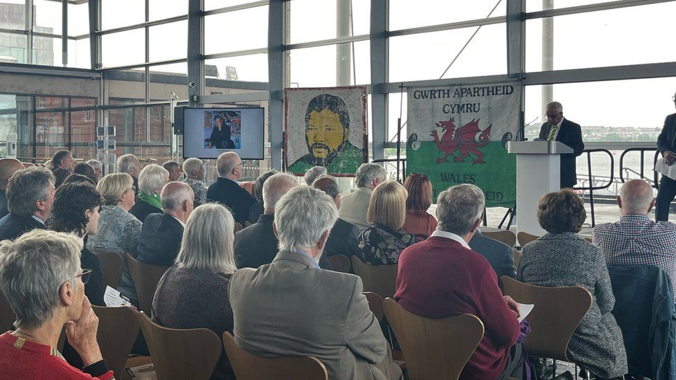 100 yn cofio am ymgyrchydd gwrth-apartheid yn y Senedd - BBC Cymru Fyw