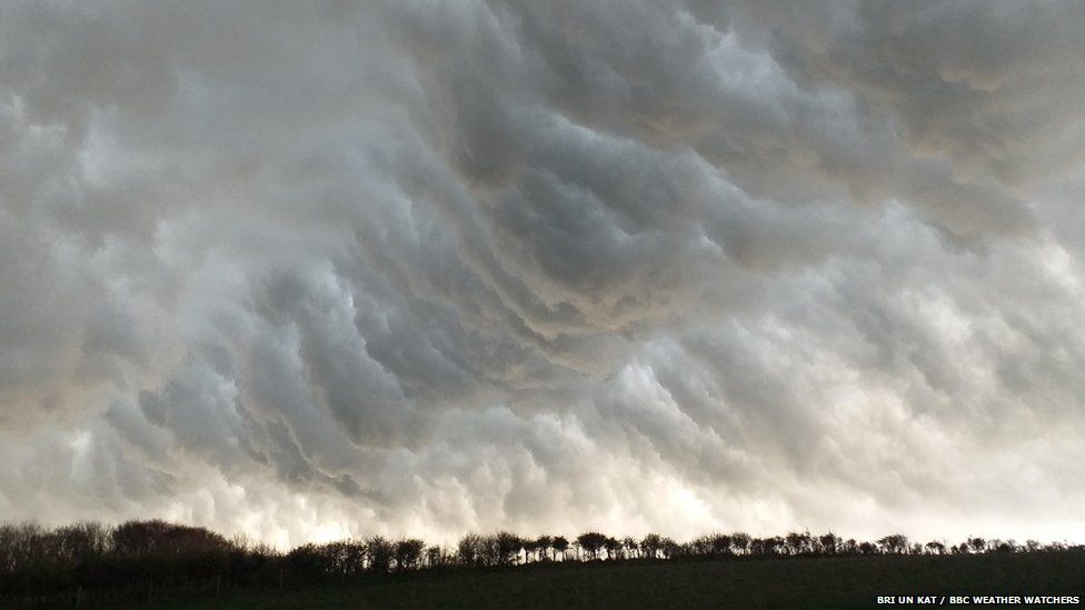 Rare and menacing clouds spotted across the UK - BBC Weather