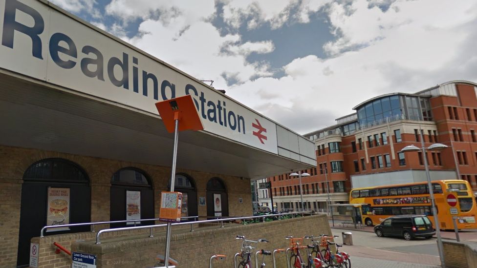 Reading Station: Murder arrest after man dies on platform - BBC News