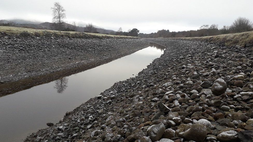 Historic Caledonian Canal 'dewatered' for lock work - BBC News