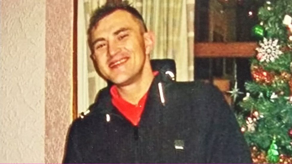 Llanelli man Darran Hunt 'choked on bag of drugs' - BBC News